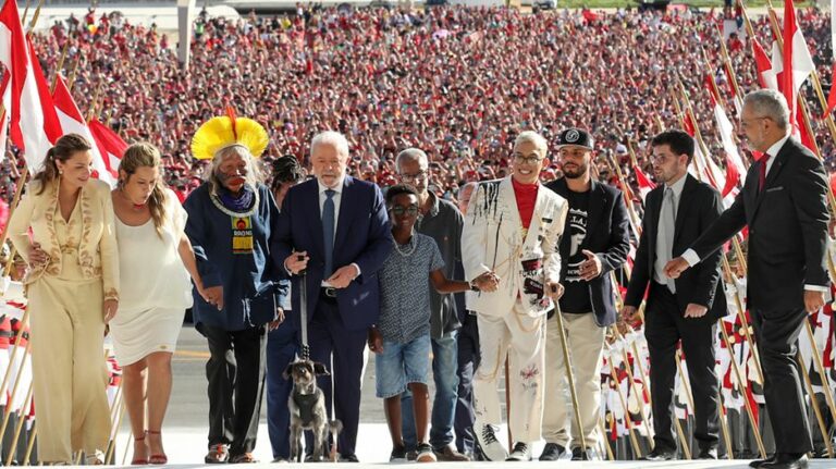 CRÔNICA - Posse de Lula - Um cachorro sobe a rampa do Planalto ...